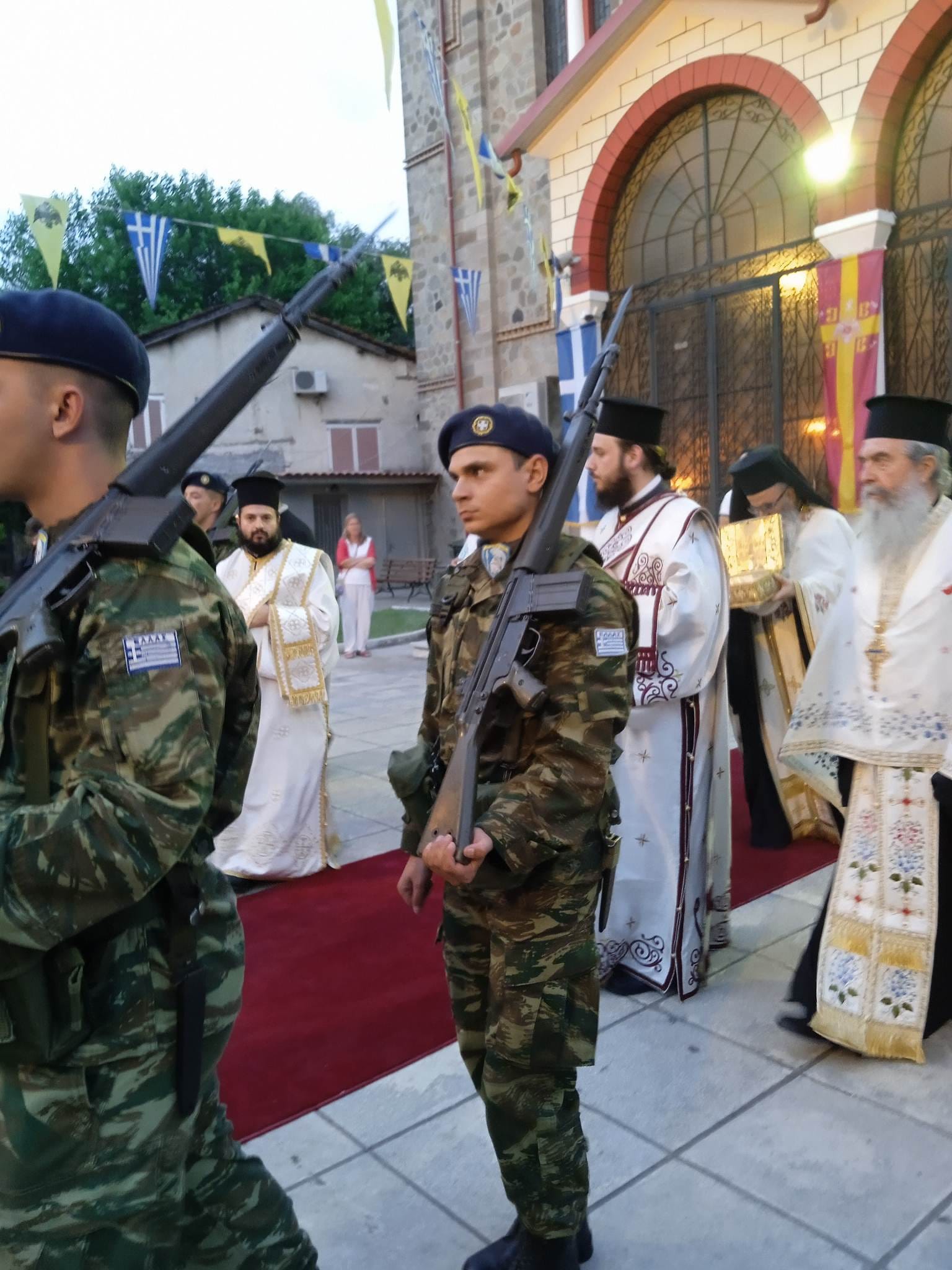ΥΠΟΔΟΧΗ ΤΙΜΙΟΥ ΞΥΛΟΥ ΣΤΗΝ ΕΔΕΣΣΑ ΚΑΙ ΛΕΙΨΑΝΩΝ ΑΓΙΩΝ ΑΝΑΡΓΥΡΩΝ! - ΝΕΑ ...