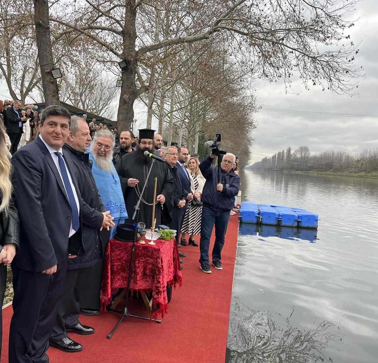 Ο ΔΗΜΑΡΧΟΣ ΠΕΛΛΑΣ ΣΤΟΝ ΑΓΙΑΣΜΟ ΤΩΝ ΥΔΑΤΩΝ - ΝΕΑ ΤΗΣ ΠΕΛΛΑΣ